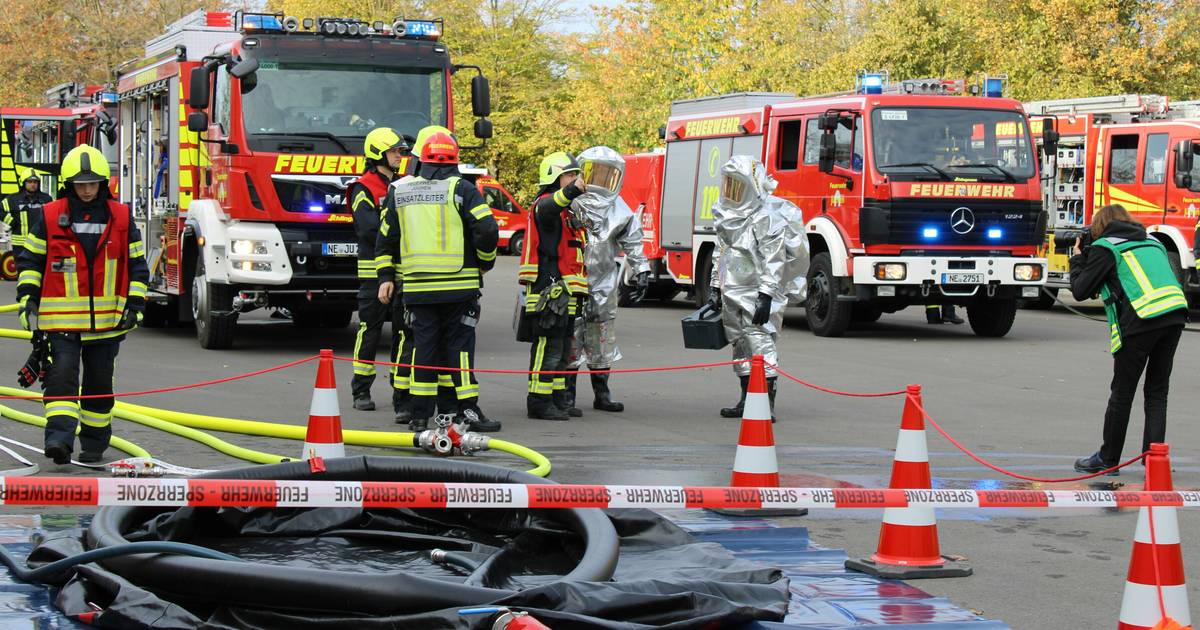 Besondere Großübung der Feuerwehr Jüchen bei 3M