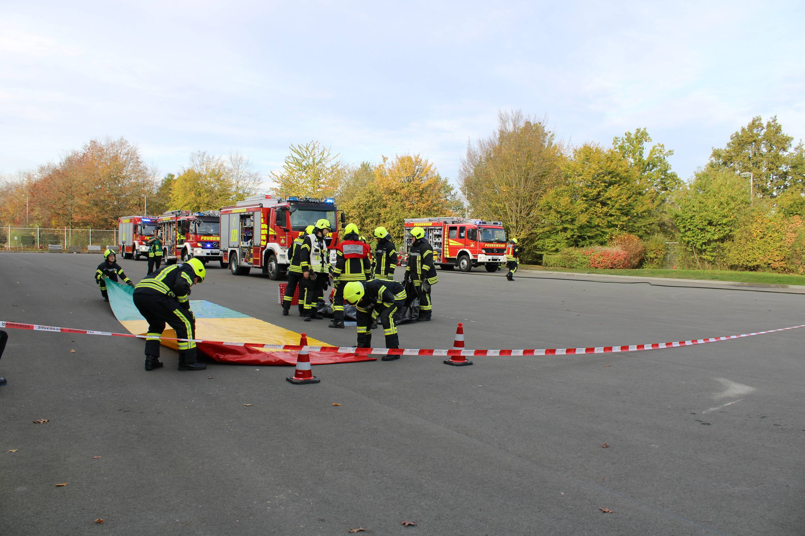 Erfolgreiceh Großübung der Feuerwehr Jüchen bei 3M