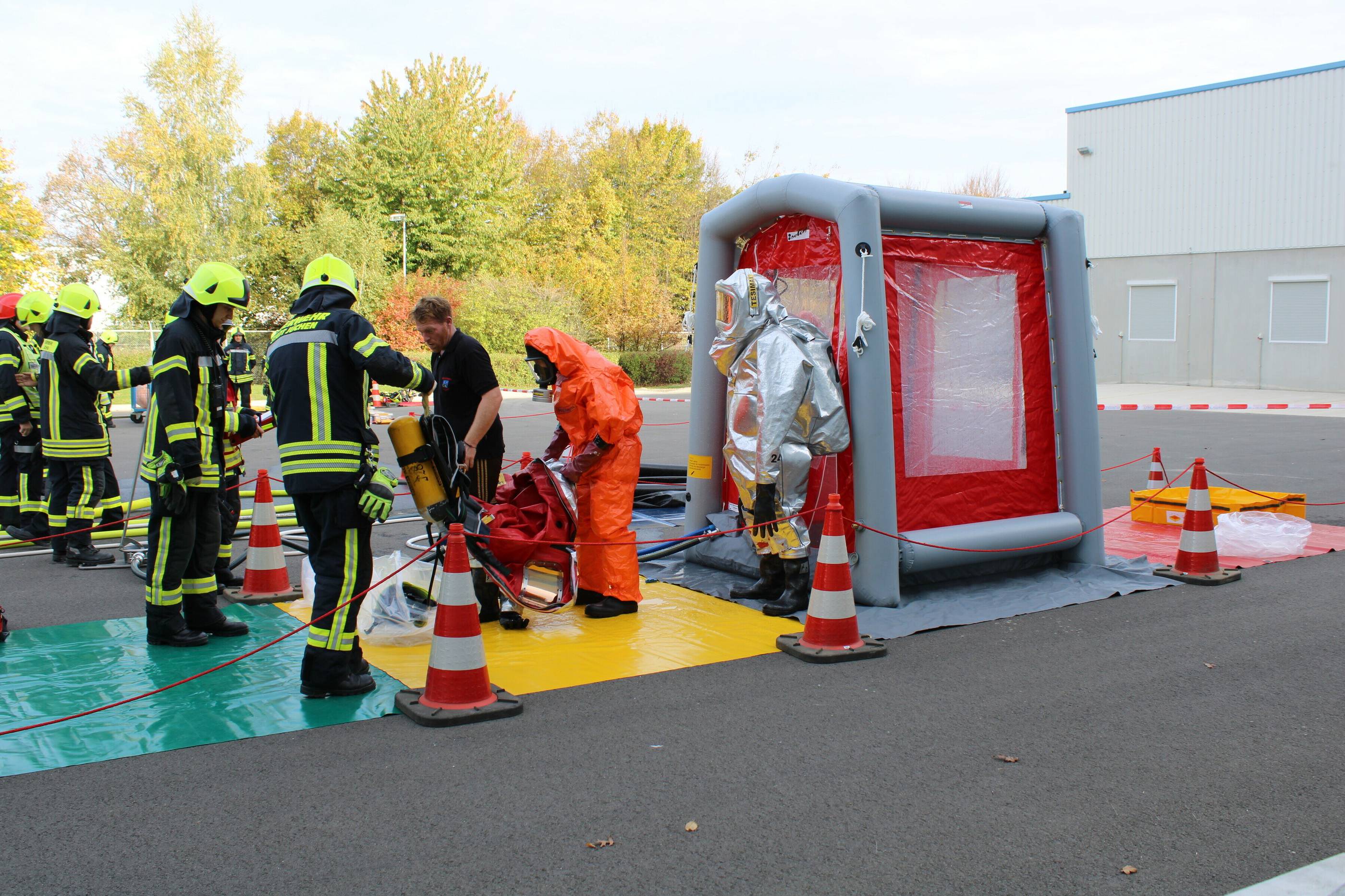 Erfolgreiceh Großübung der Feuerwehr Jüchen bei 3M