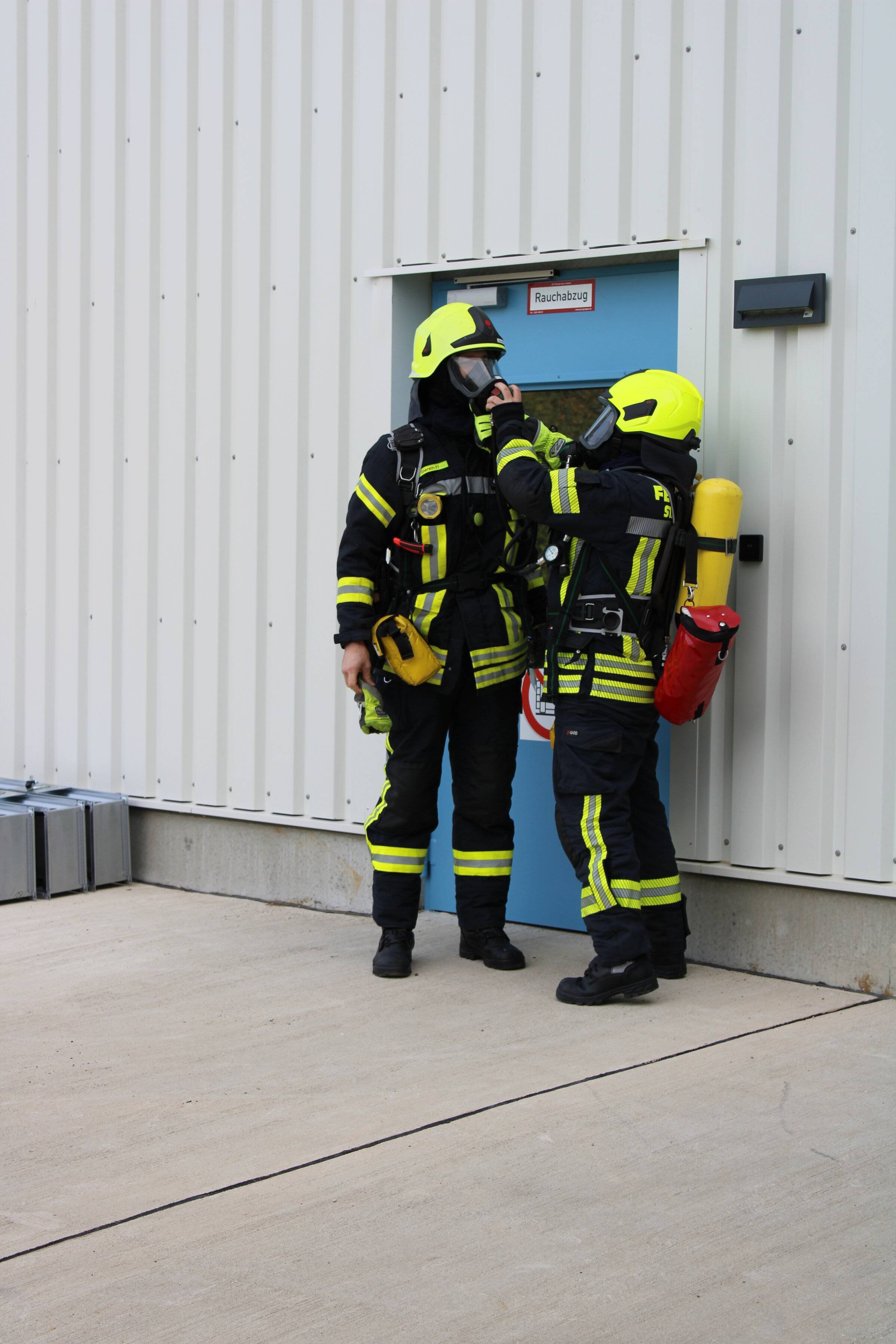 Erfolgreiceh Großübung der Feuerwehr Jüchen bei 3M