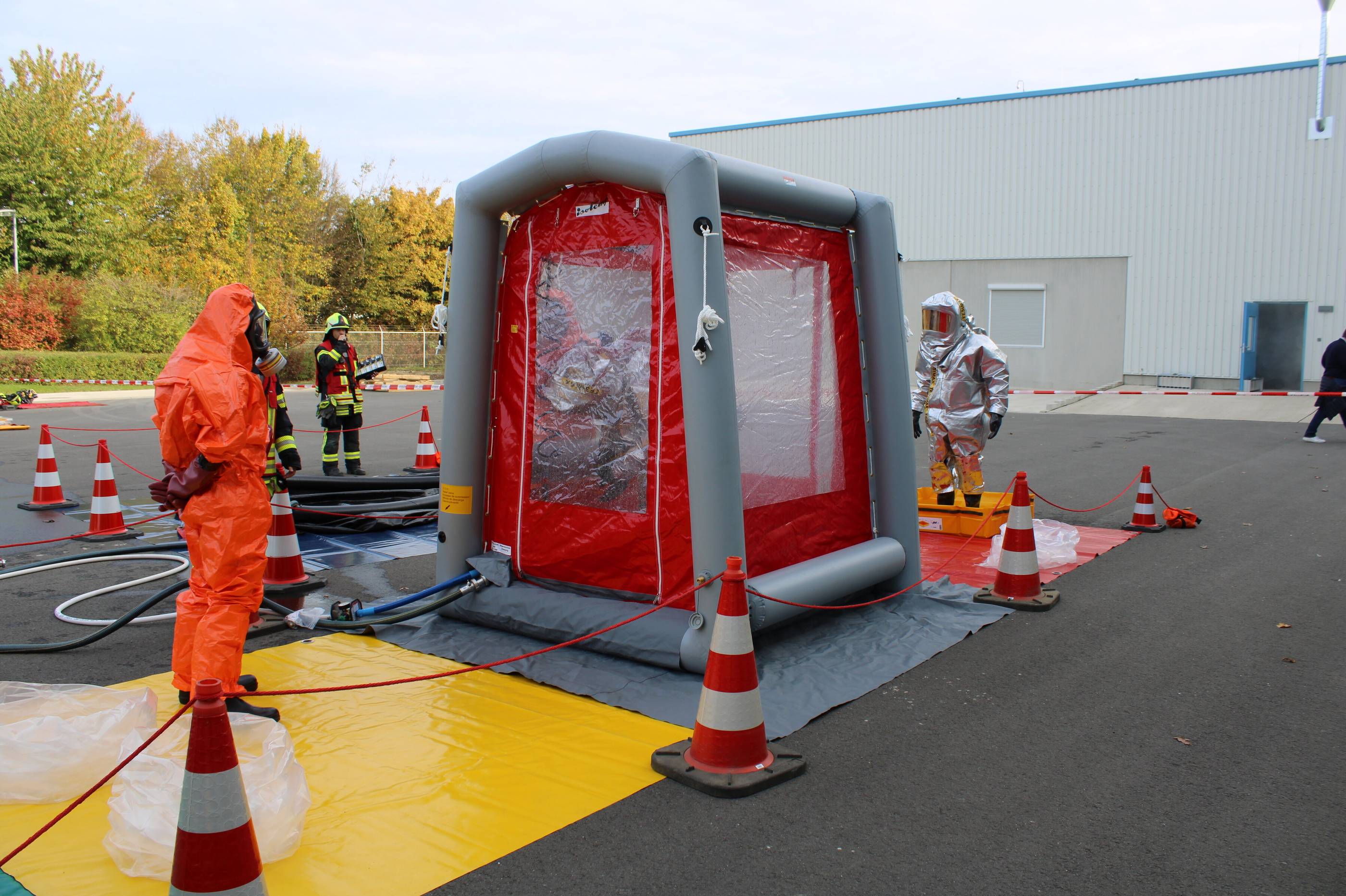Erfolgreiceh Großübung der Feuerwehr Jüchen bei 3M