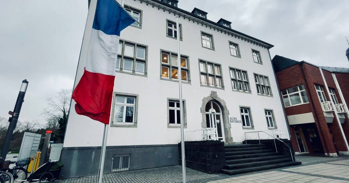 Stadt hisst zum Deutsch-Französischen Tag die Trikolore